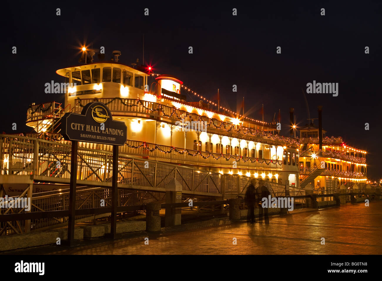 Savannah riverfront and riverboat hi-res stock photography and images ...