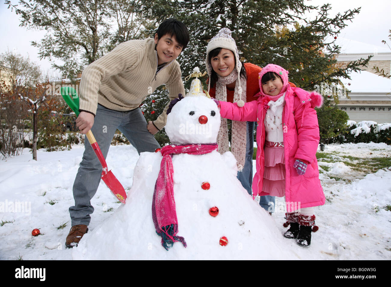family next to snowman Stock Photo - Alamy