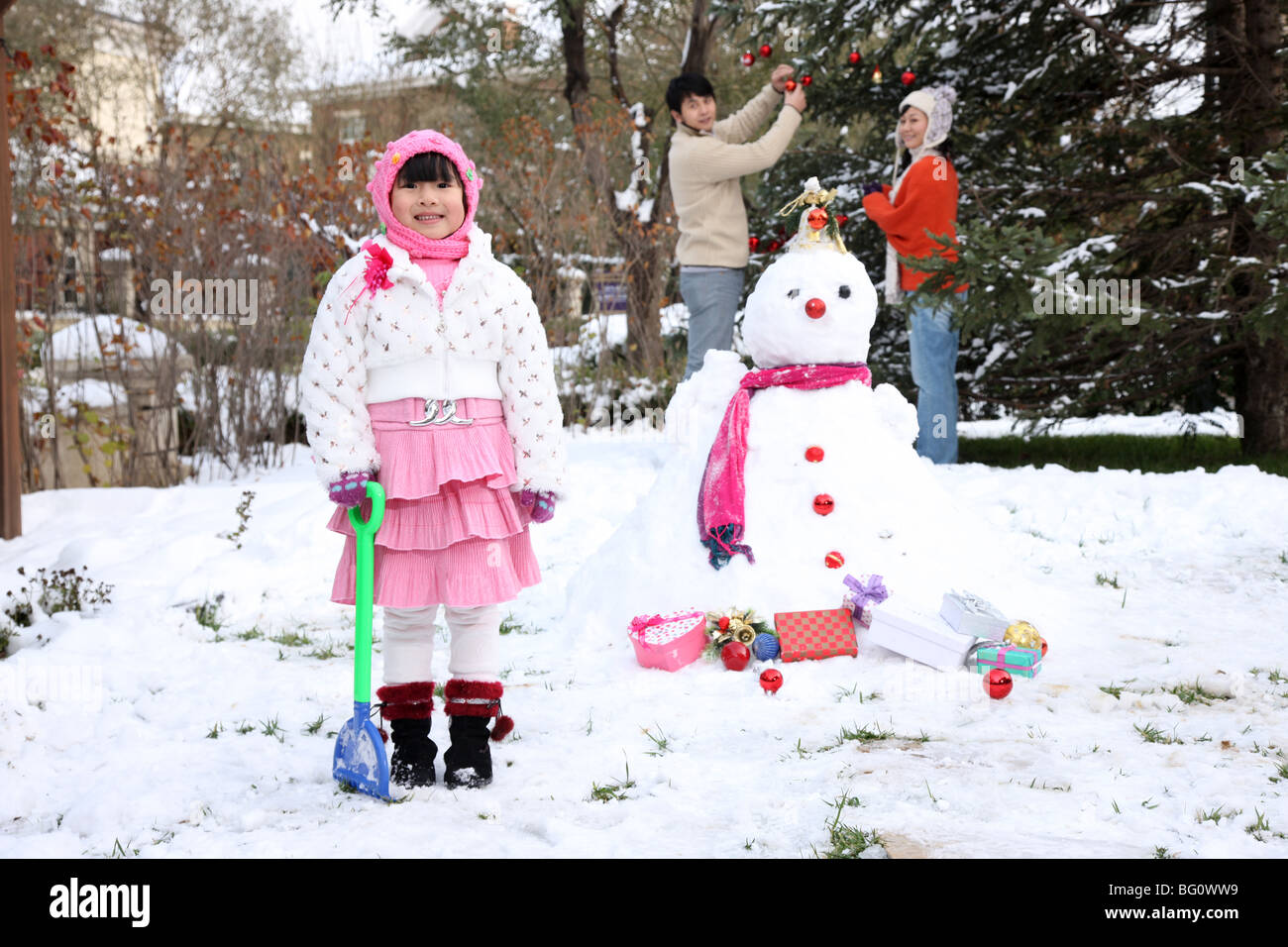 family next to snowman Stock Photo - Alamy