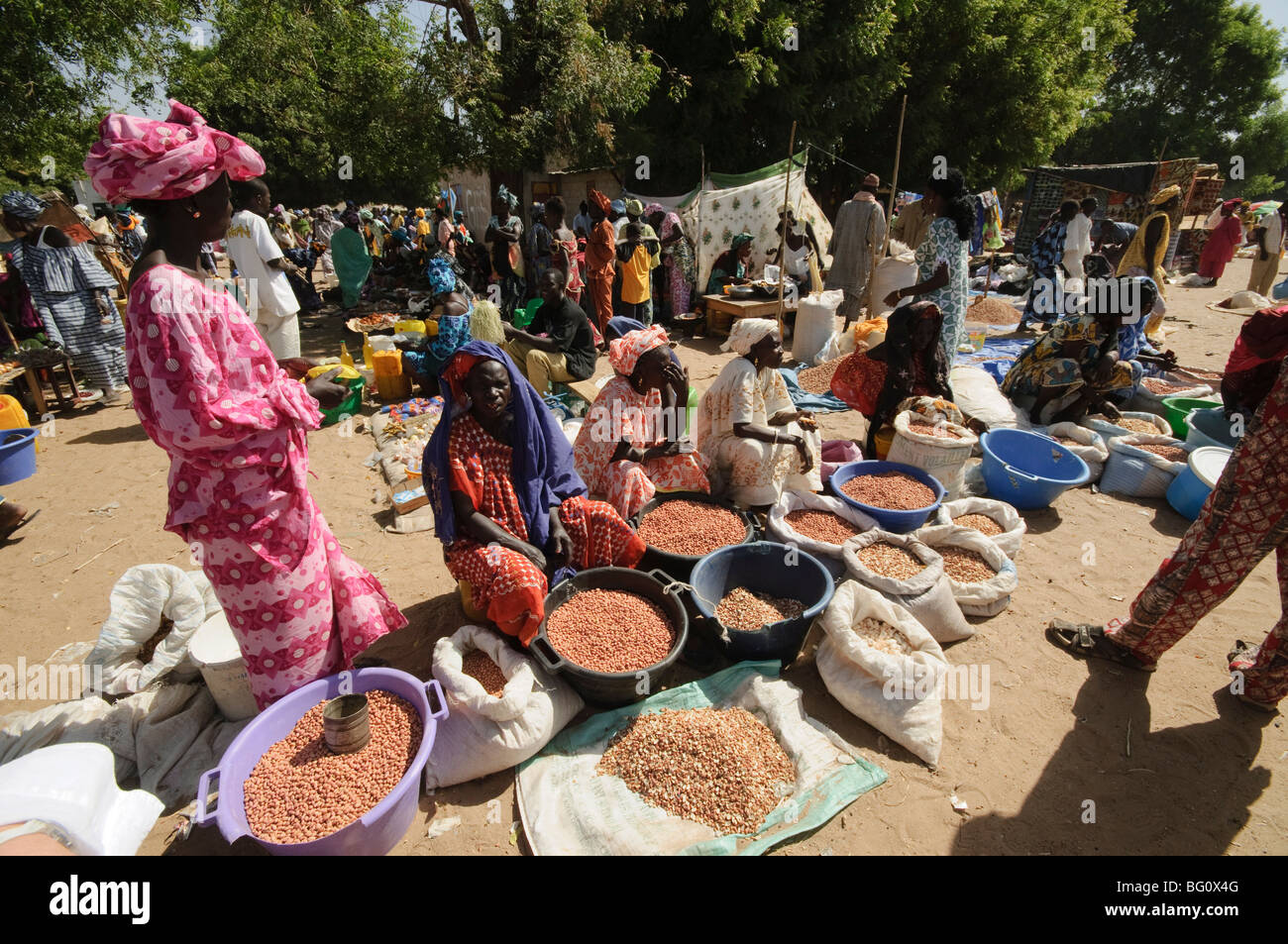 Senegal women market hi-res stock photography and images - Alamy