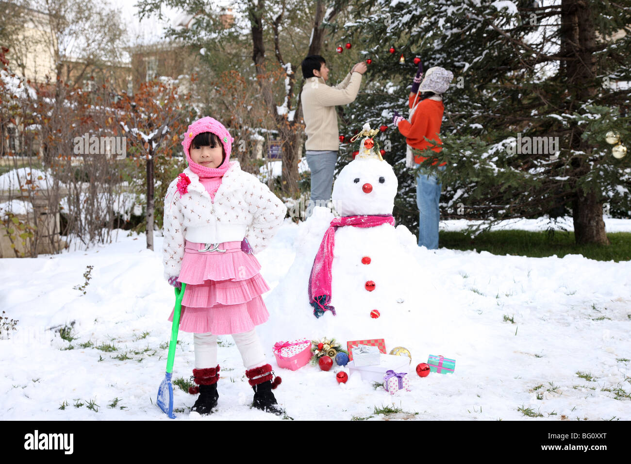 family next to snowman Stock Photo - Alamy