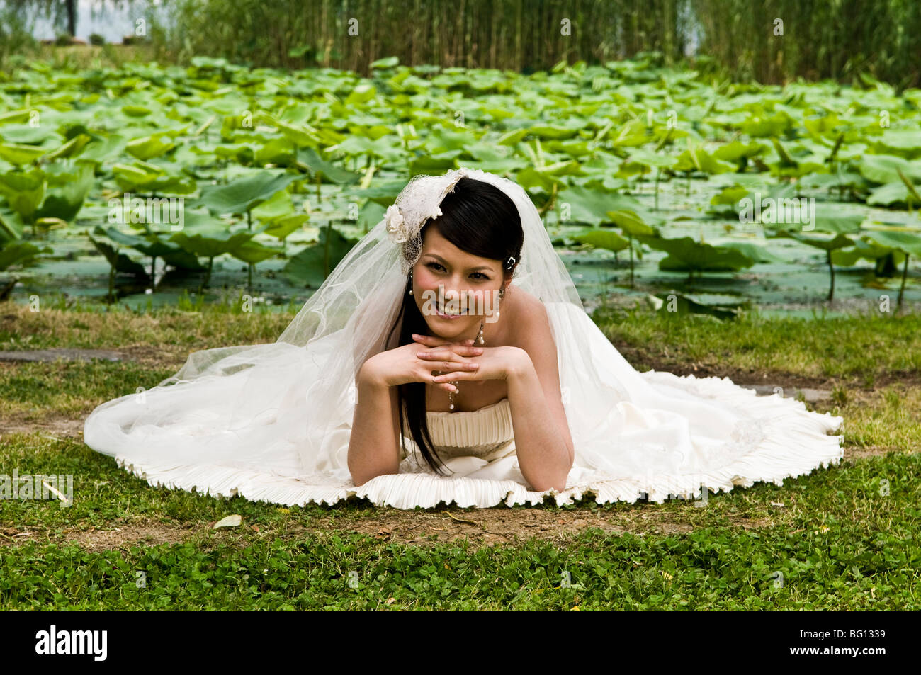 A beautiful Chinese bride Stock Photo - Alamy