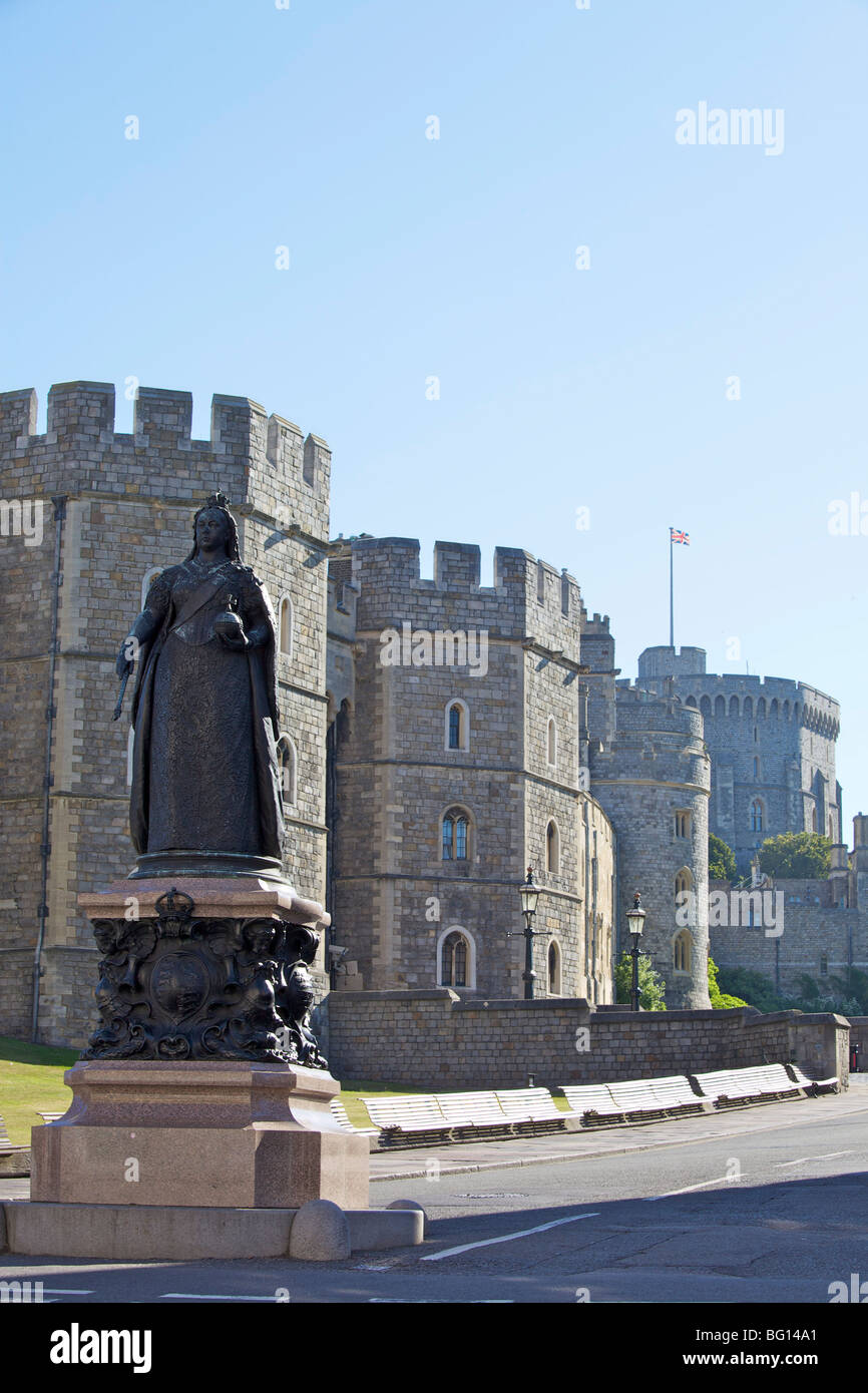 Statue of Queen Victoria outside Windsor Castle, Windsor, Berkshire ...