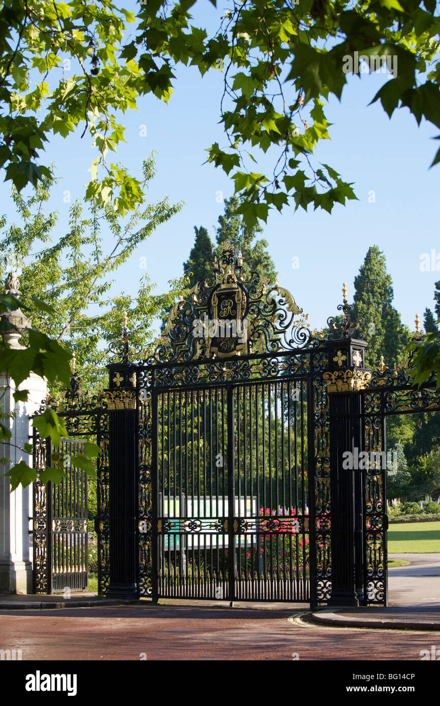 Queens Gate, Queen Marys Gardens, Regents Park, London, England, United ...