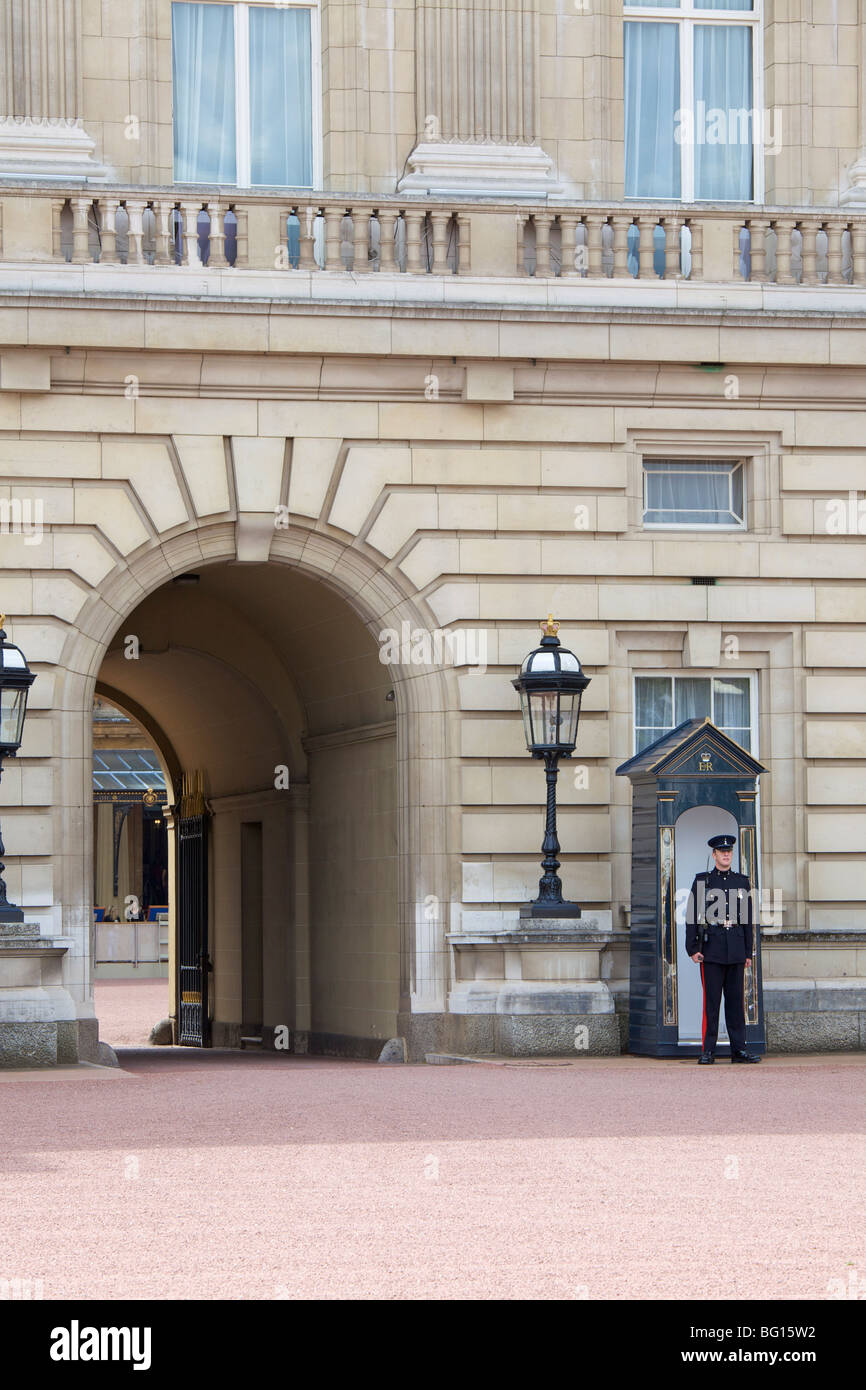 Guard outside palace hi-res stock photography and images - Alamy