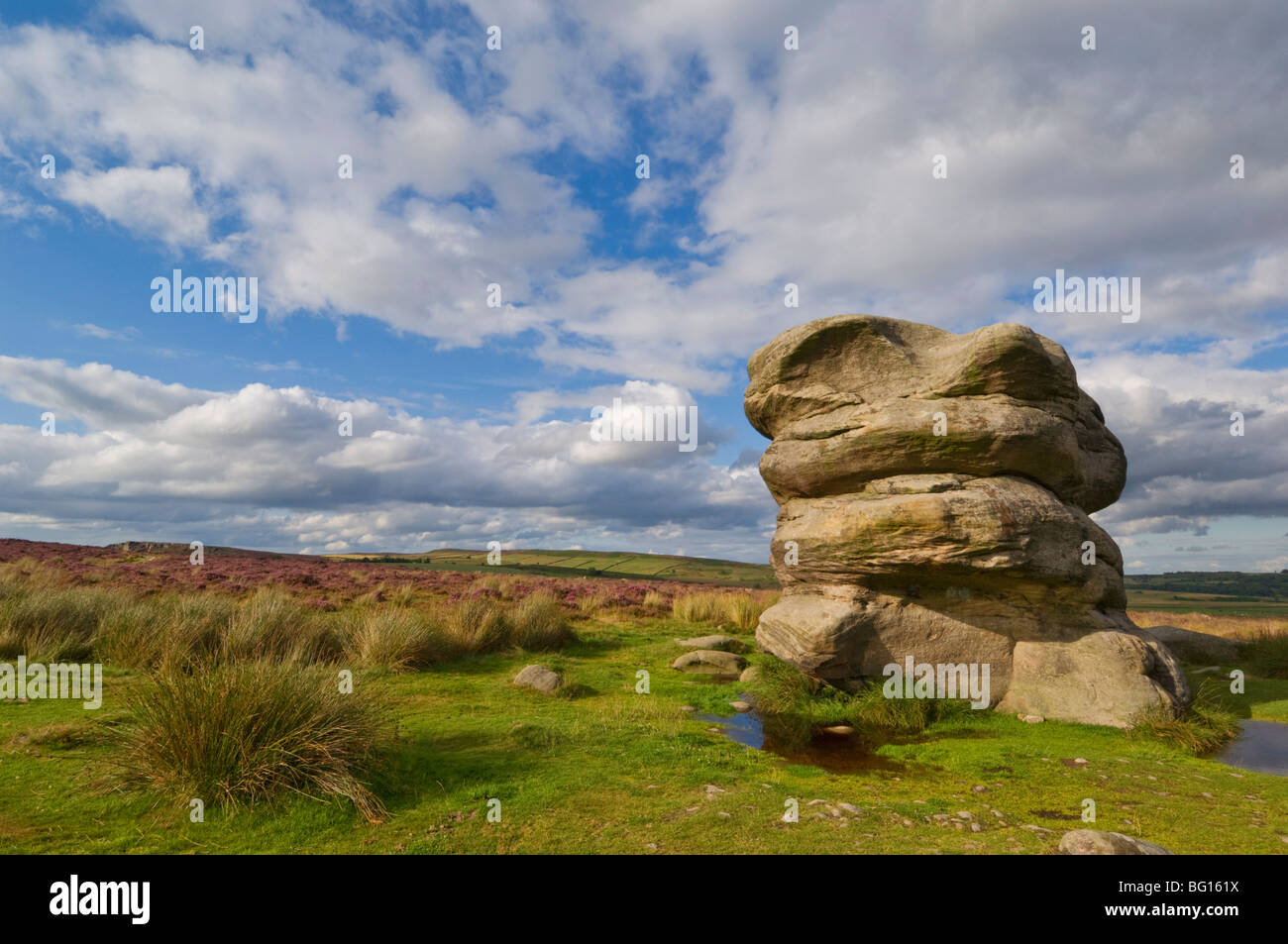 The Eagle stone on heather moorland, Baslow Edge near Curbar, Peak ...