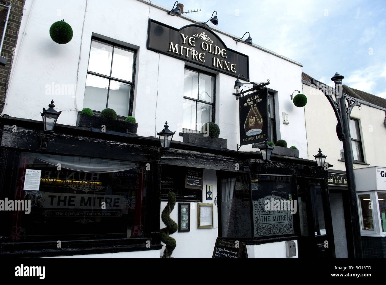 Old mitre pub hi-res stock photography and images - Alamy