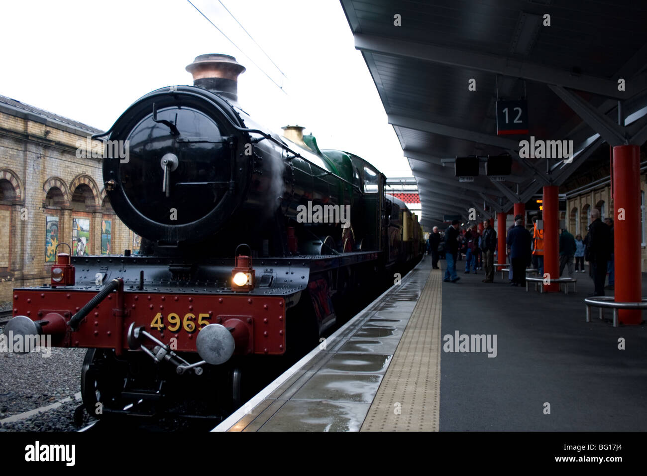 Great Western steam locomotive 'Rood Ashton Hall' picking up passengers ...