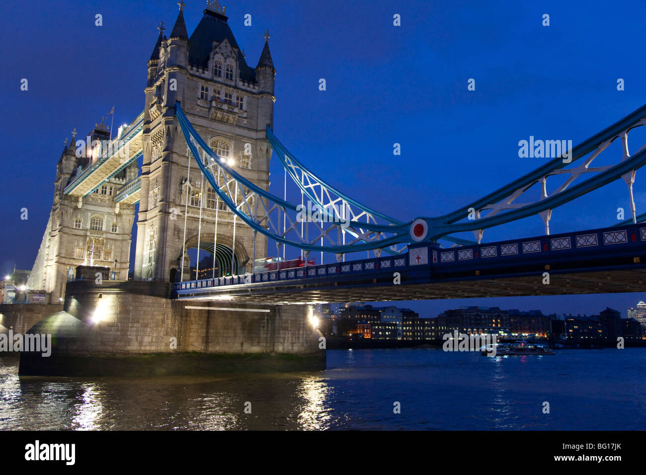 Uk night time hi-res stock photography and images - Alamy