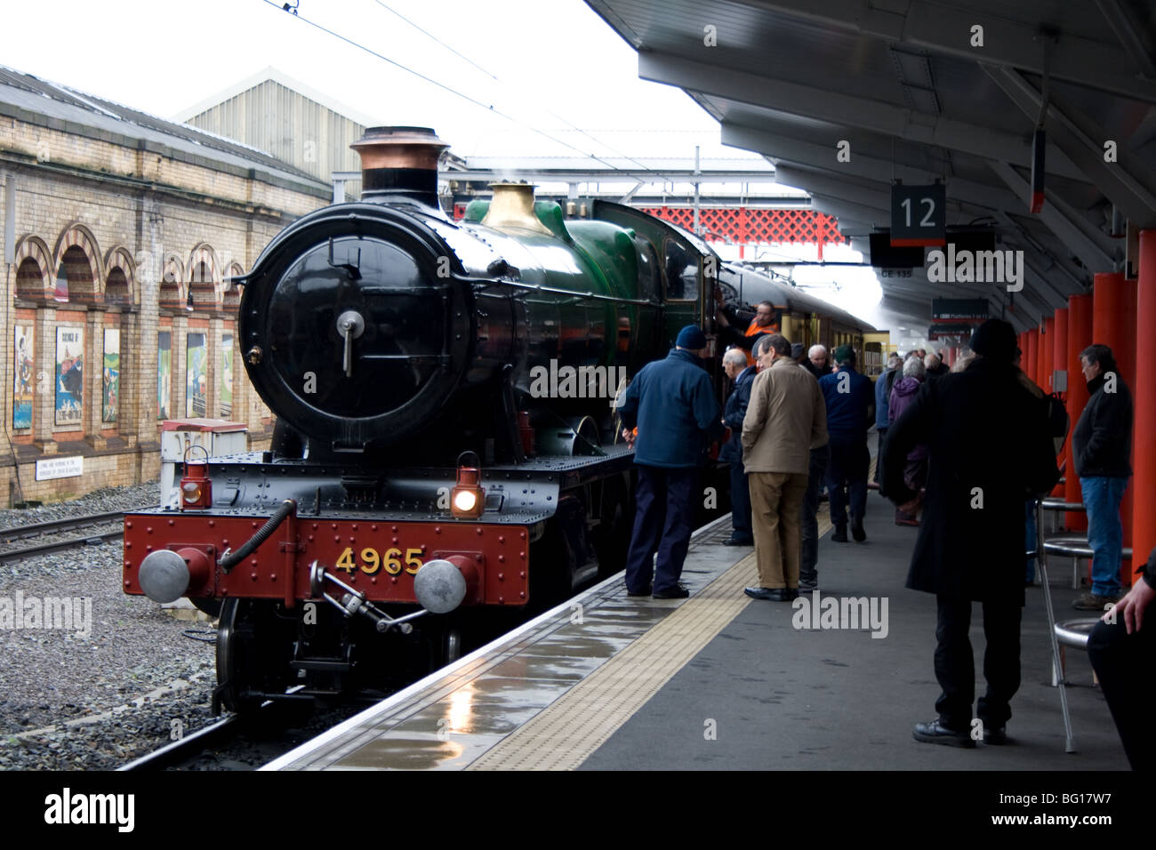 Great Western steam locomotive 'Rood Ashton Hall', pulling the City of ...
