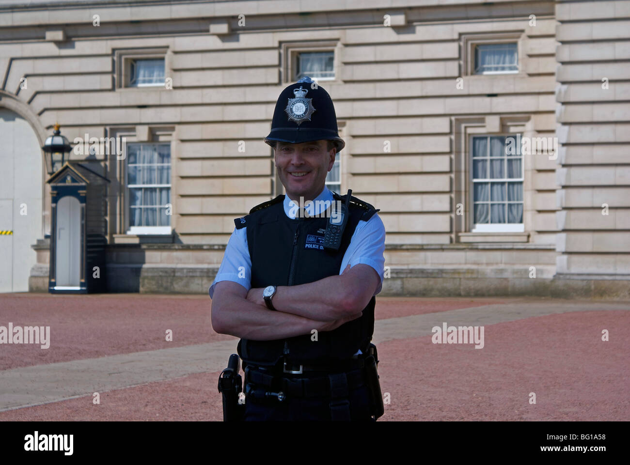 A policeman smiles in front of Buckingham Palace, London Stock Photo ...