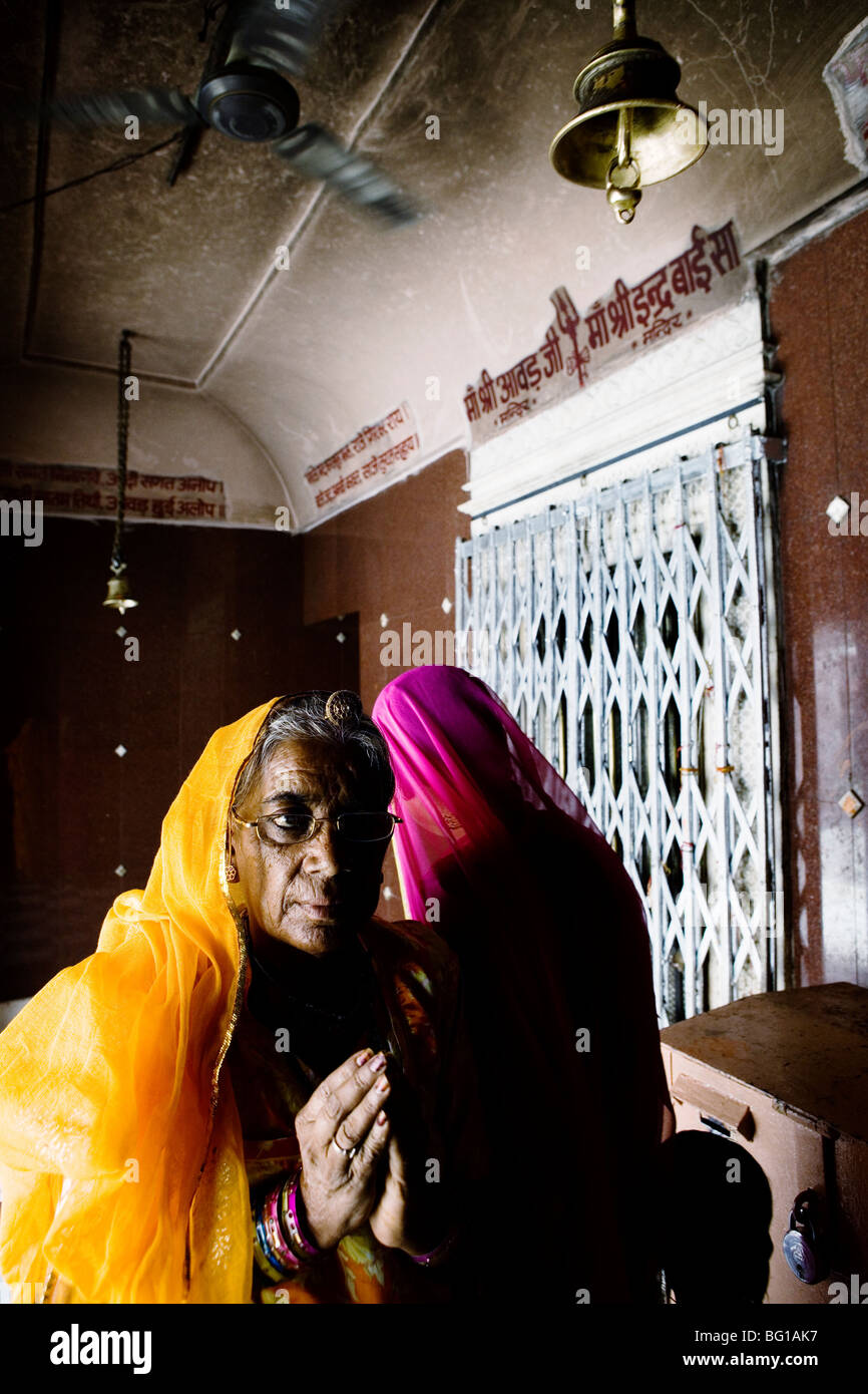 Women worshipping Hindu goddess Karni Mata at Karni Mata Temple (Rat ...