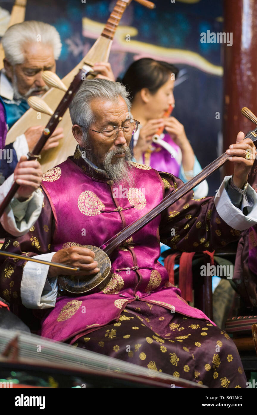 Man of the naxi people hi-res stock photography and images - Alamy
