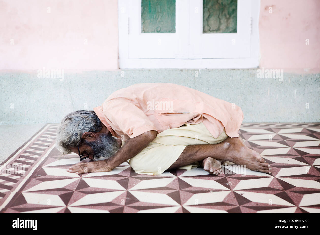 Hindu praying temple hi-res stock photography and images - Alamy
