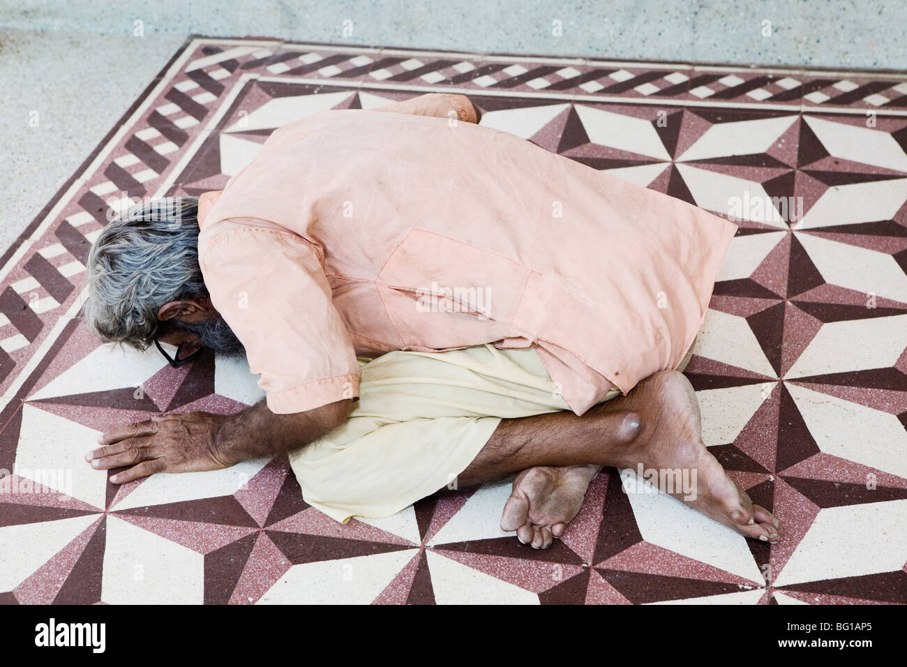 Man worshipping Hindu goddess Karni Mata at Karni Mata Temple (Rat ...