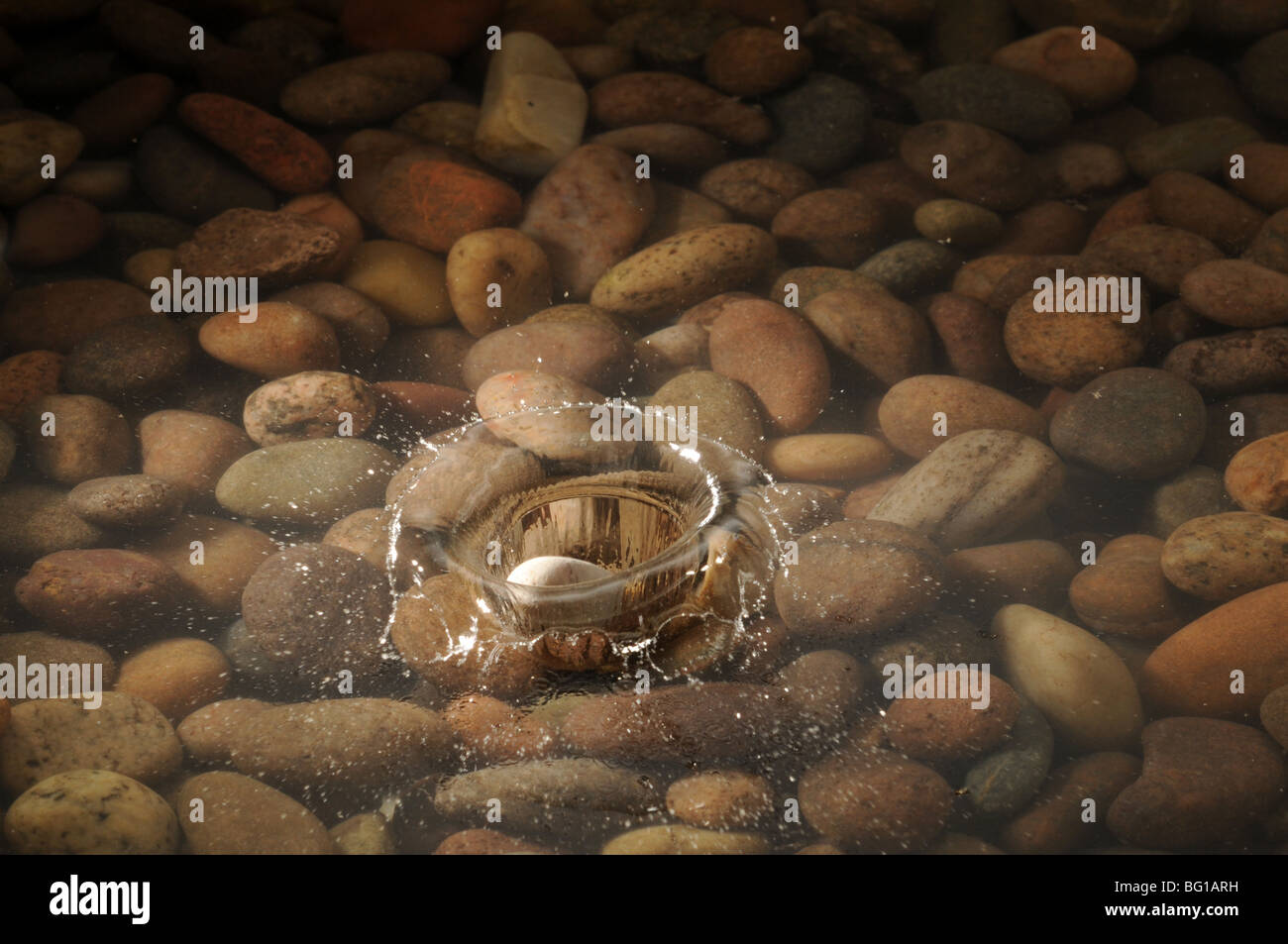 Pebble water ripples hi-res stock photography and images - Alamy