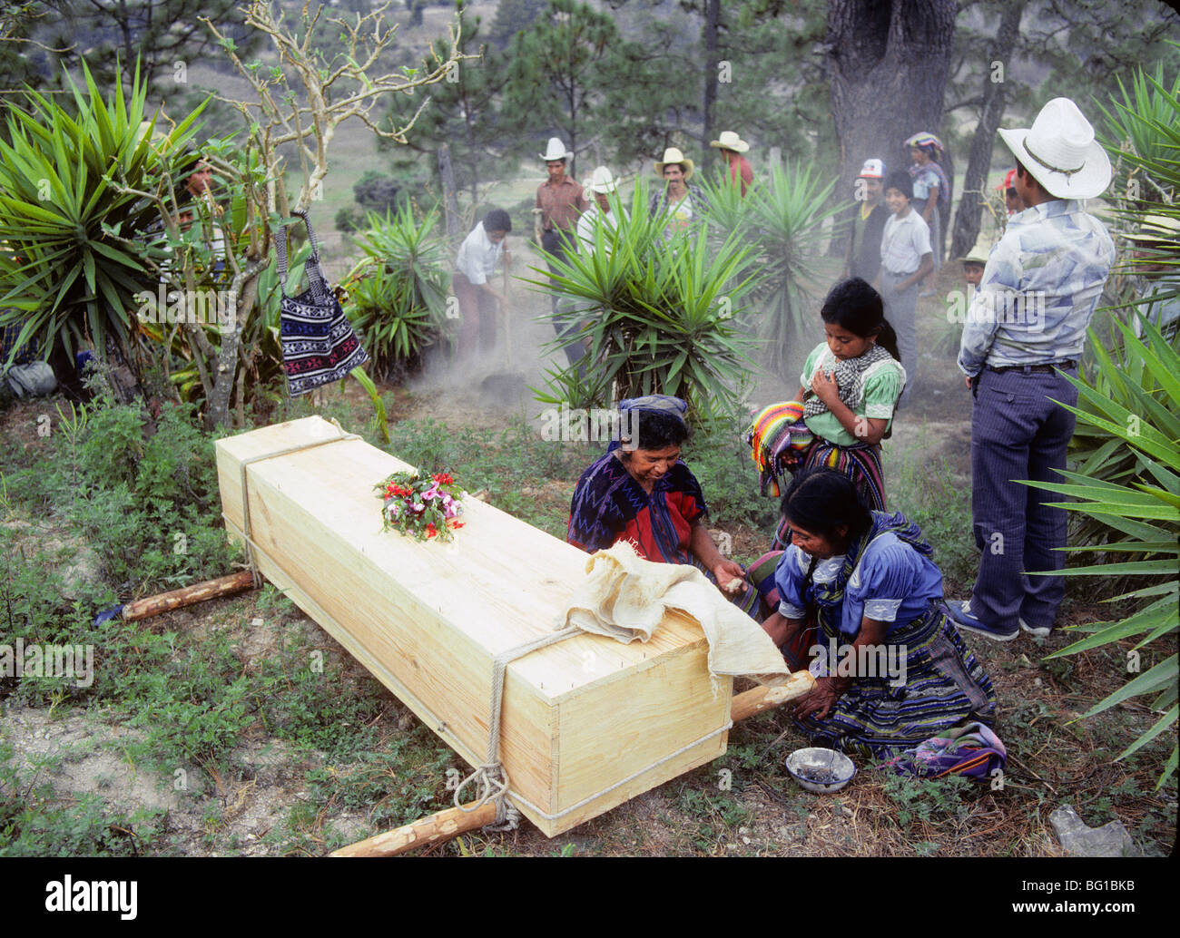 Casket and mourners hi-res stock photography and images - Alamy