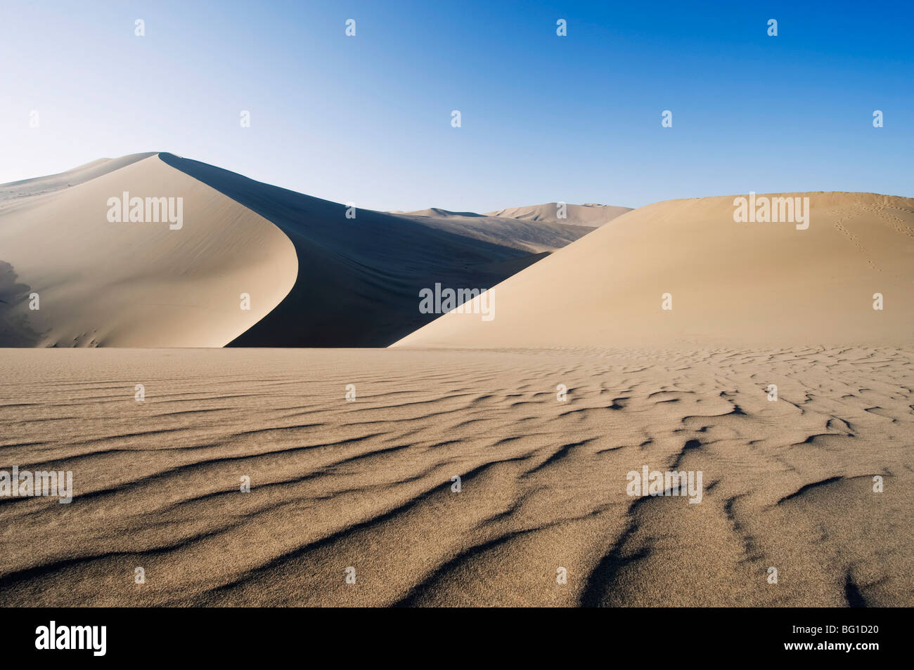 Ming Sha sand dunes and pavilion at Crescent Moon Lake, Dunhuang, Gansu ...