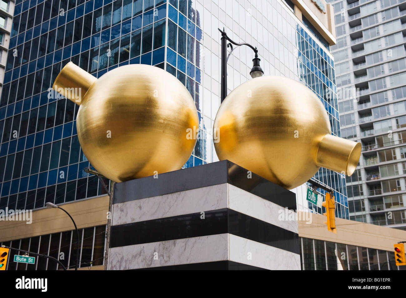 Gold skyscraper hi-res stock photography and images - Alamy