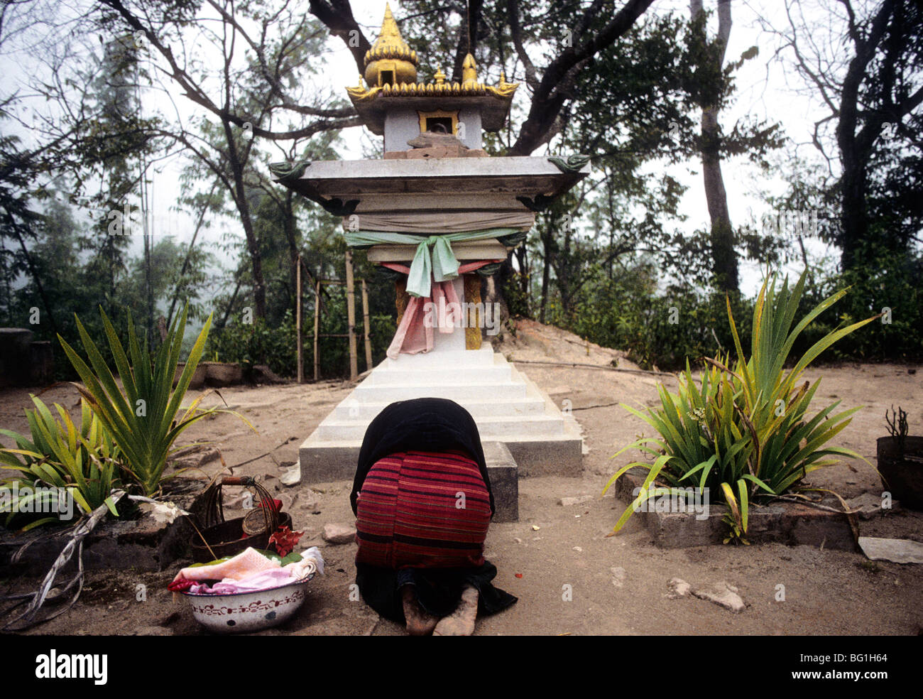 Woman bowing in temple hi-res stock photography and images - Alamy