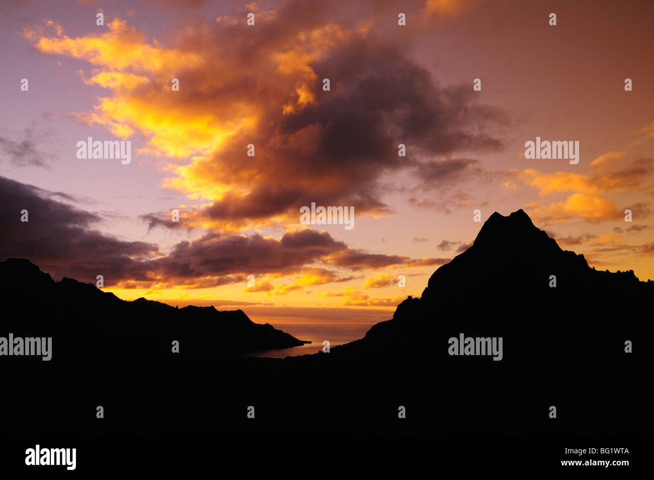 Opunohu Bay and Mount Rotui, Moorea, French Polynesia, South Pacific ...