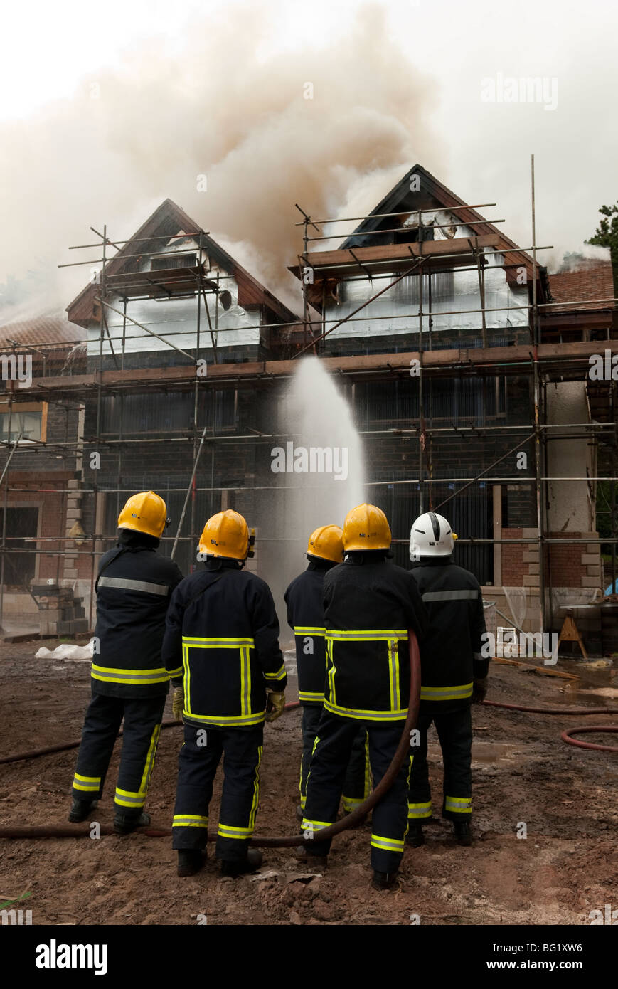 House on fire fireman hi-res stock photography and images - Alamy