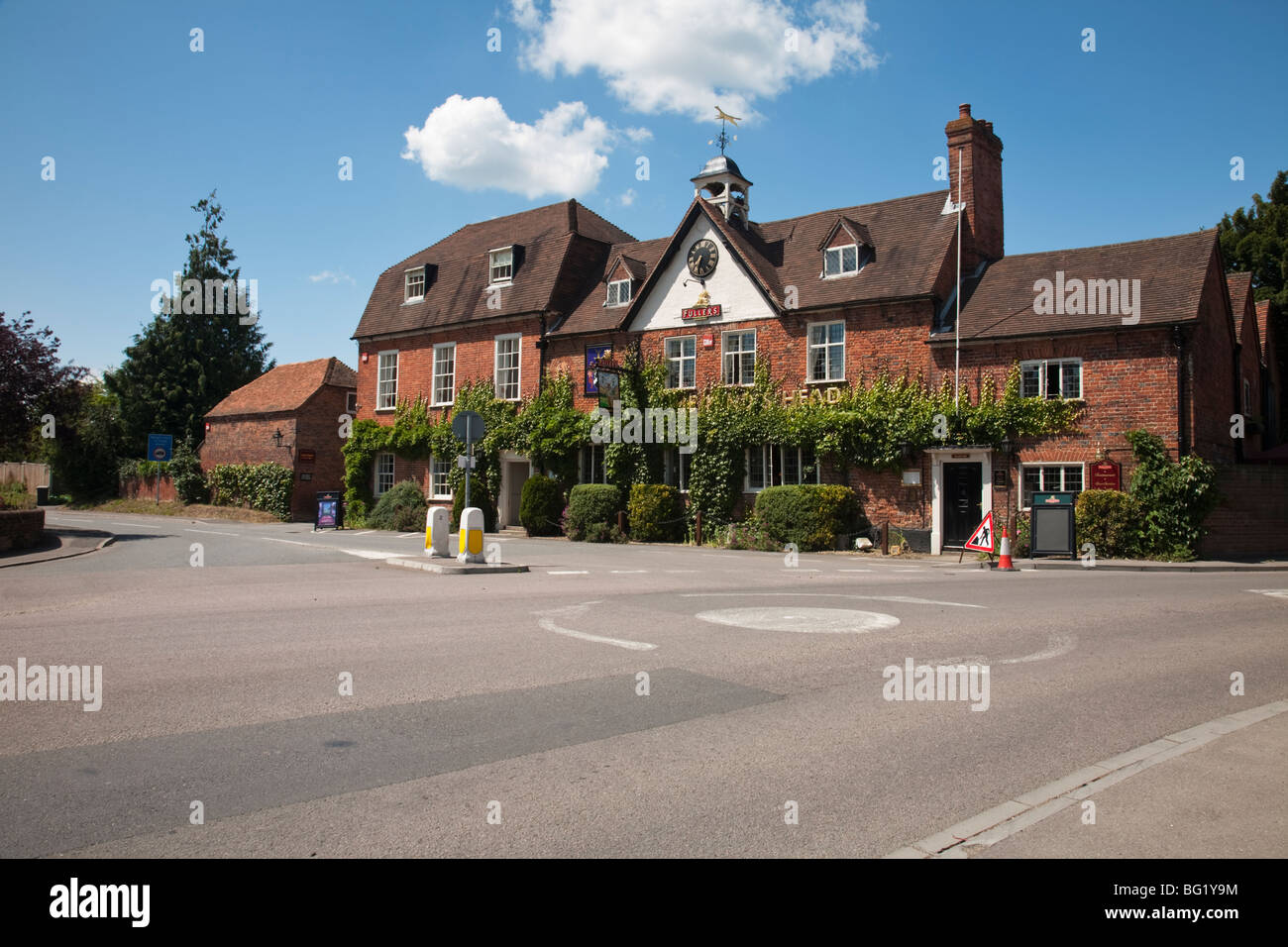 The Hind's Head Pub in Aldermaston Village, Berkshire, Uk Stock Photo ...
