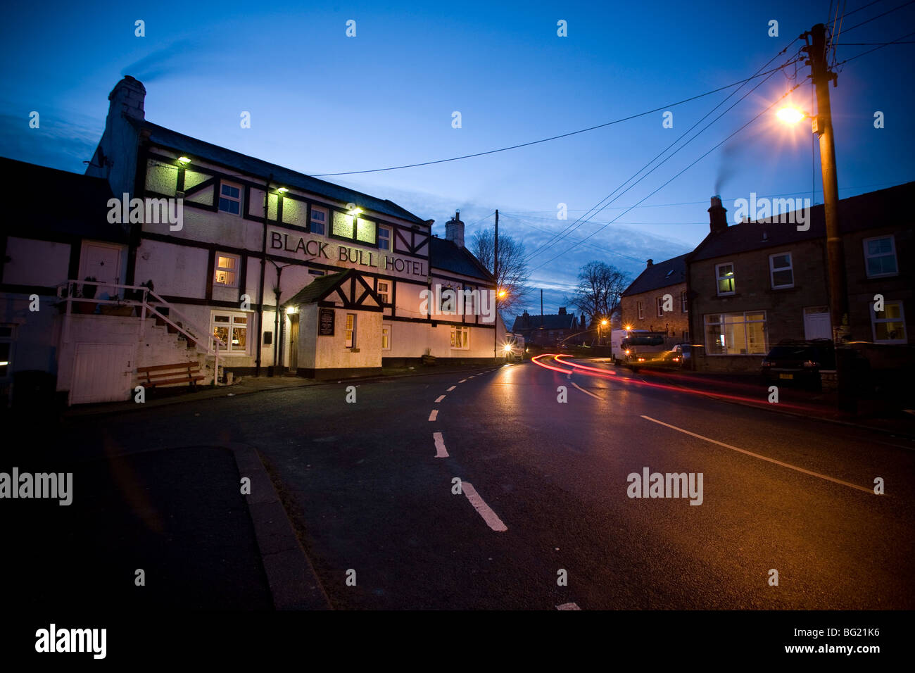 Village pub uk night hi-res stock photography and images - Alamy