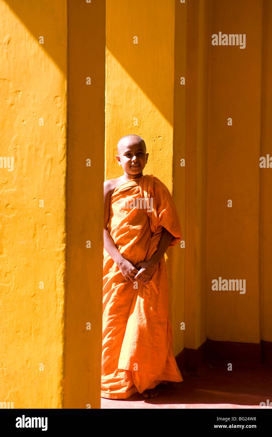 Sri lankan buddhist monks hi-res stock photography and images - Alamy
