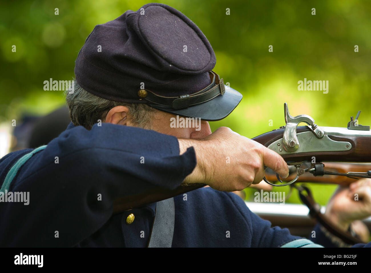 Union soldier aiming rifle Stock Photo - Alamy