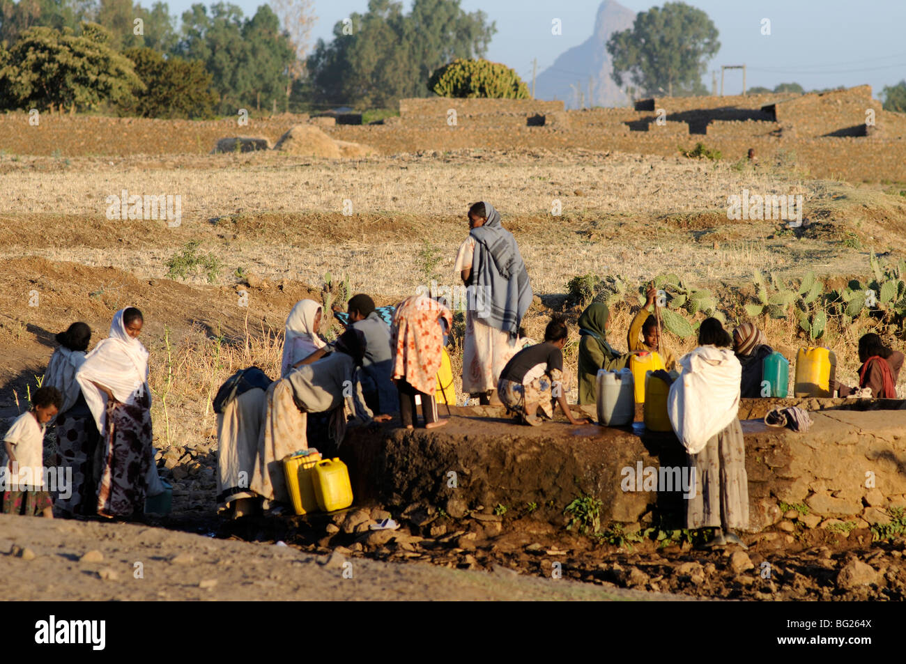 Ethiopian woman water hi-res stock photography and images - Alamy