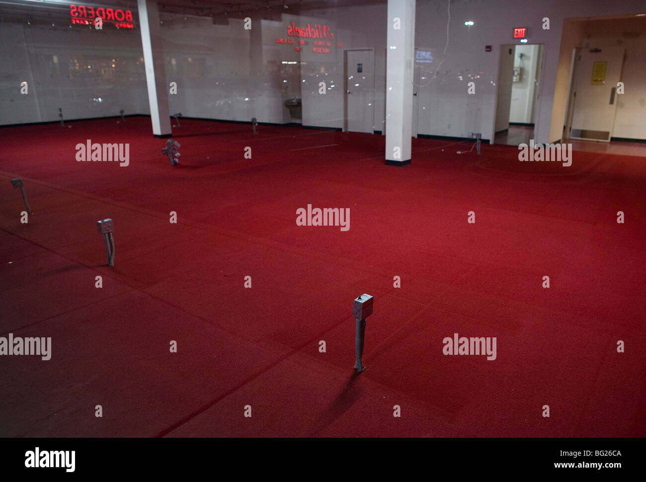 A vacant retail store front in a shopping center Stock Photo - Alamy