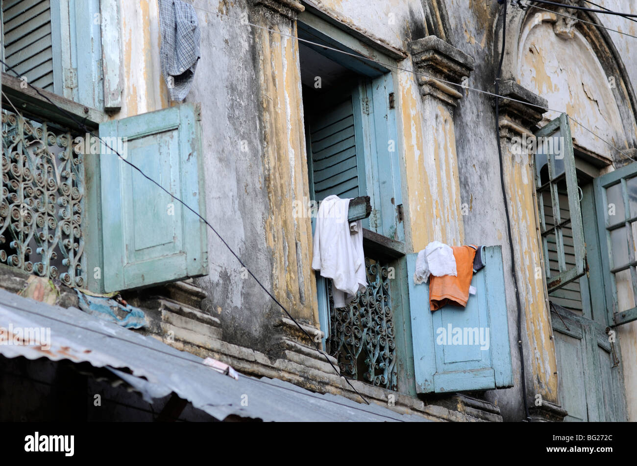 old windows in Ndia Kuu, Old Town, Mombasa, Kenya Stock Photo - Alamy