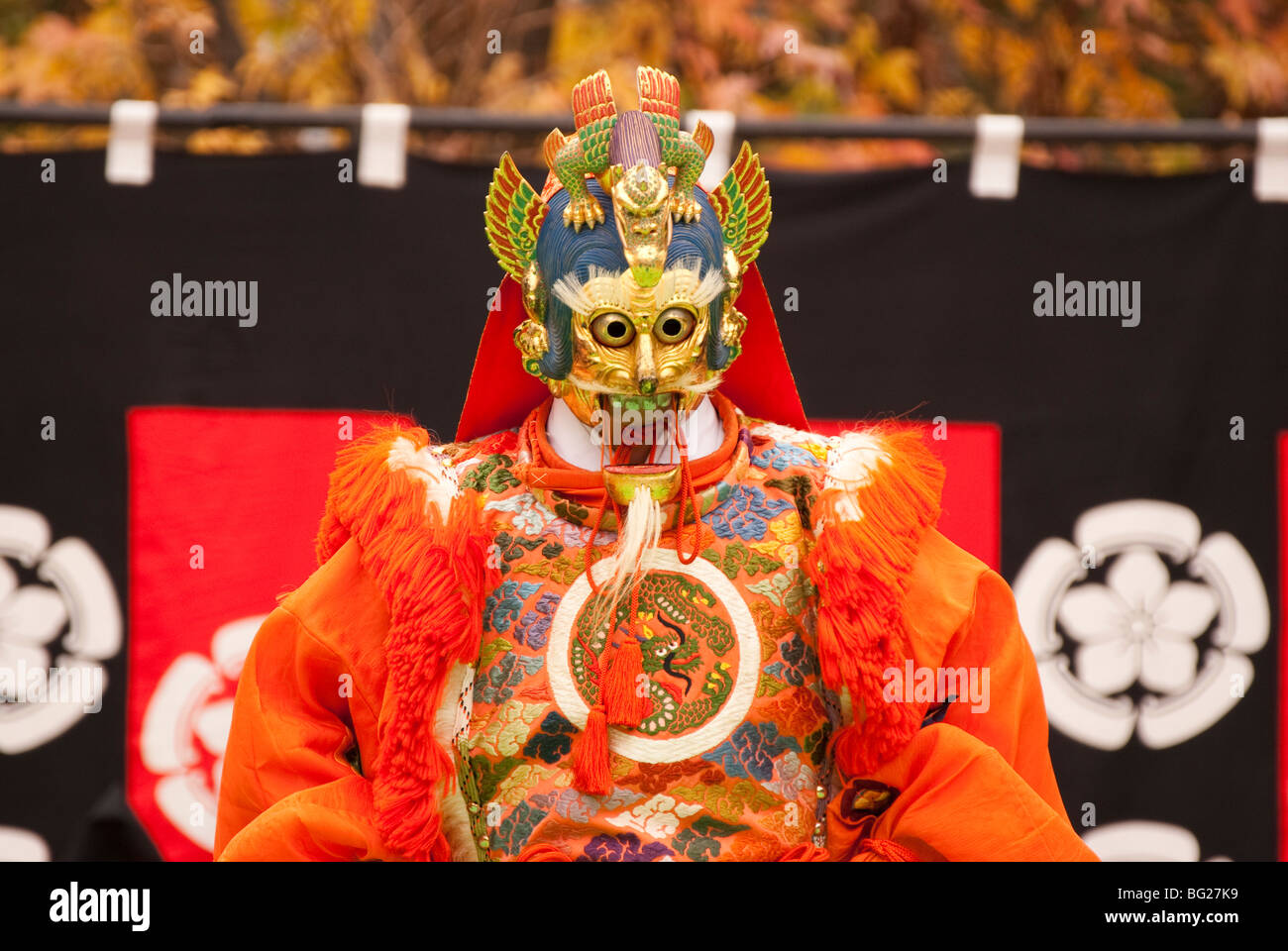 Shinto costume hi-res stock photography and images - Alamy