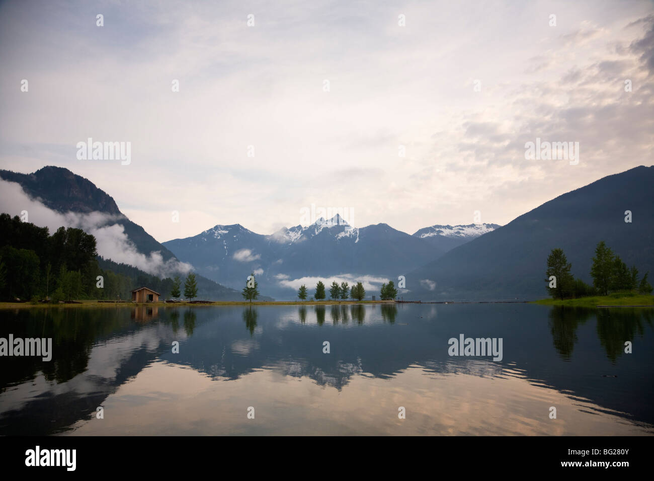 Ross Lake sits on the Canada-USA border, Skagit Valley Provincial Park ...