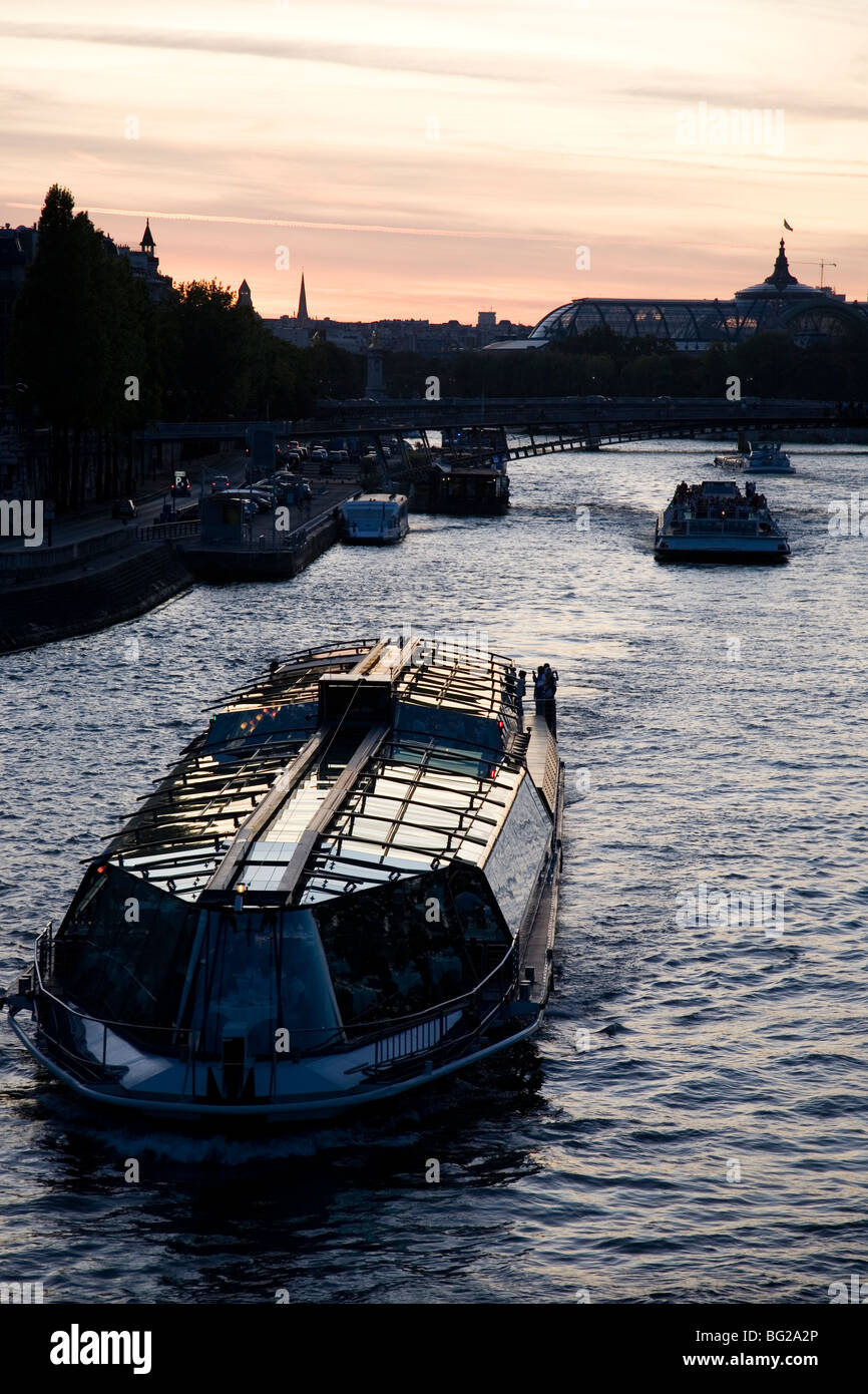 Seine river cruise paris night hi-res stock photography and images - Alamy