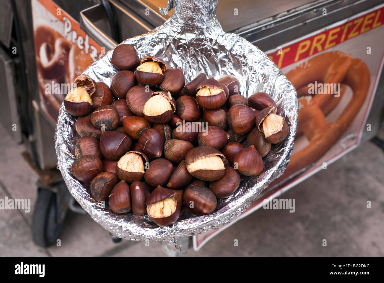 Hot food cart hi-res stock photography and images - Alamy