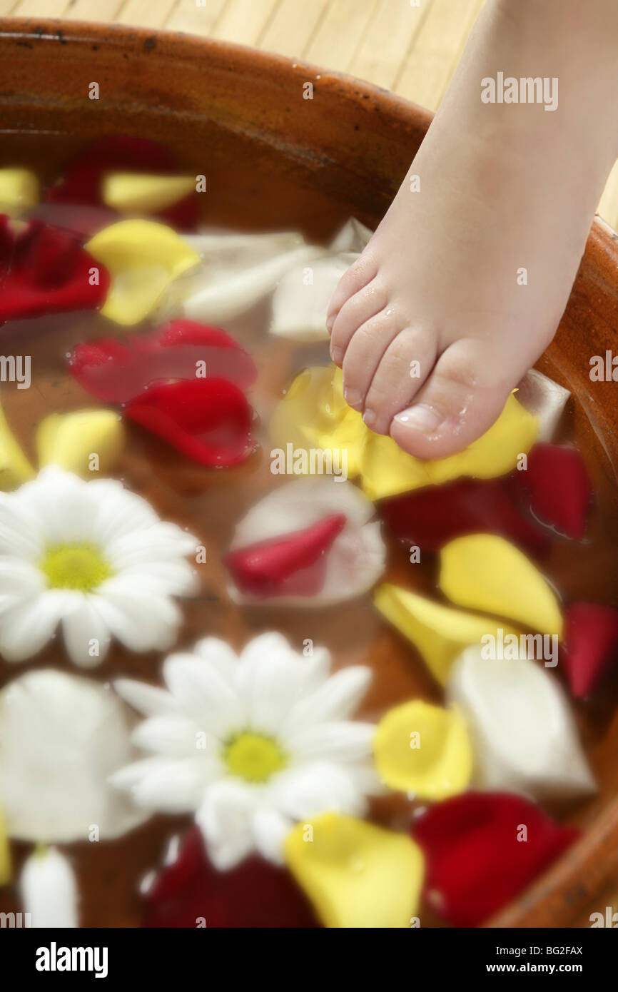 Foot bath flowers hi-res stock photography and images - Alamy