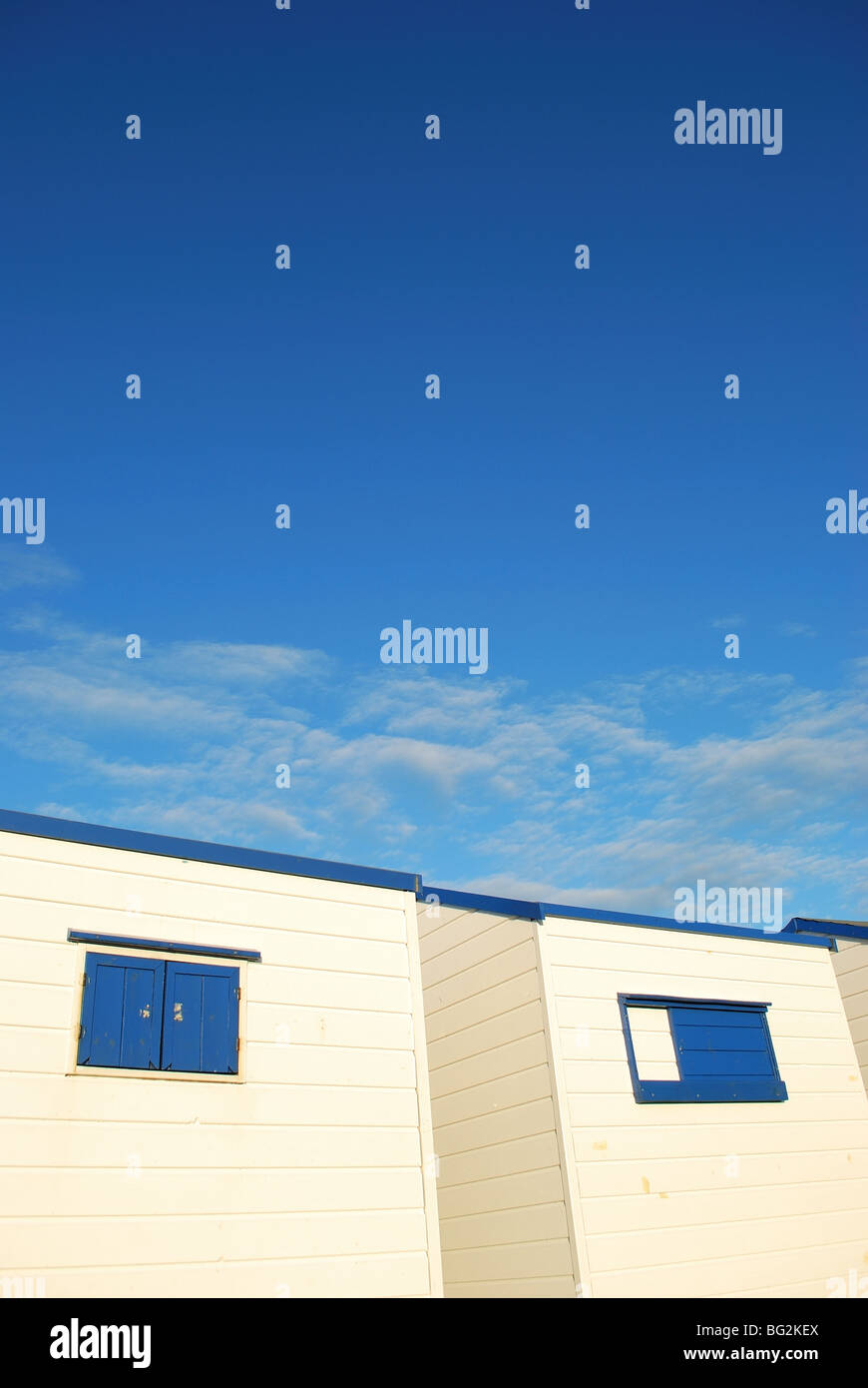 Blue and white beach huts hi-res stock photography and images - Alamy