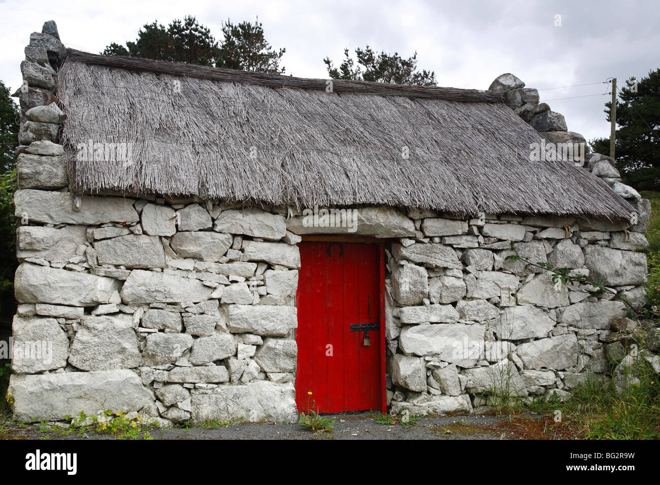 Irish thatched cottage hi-res stock photography and images - Alamy