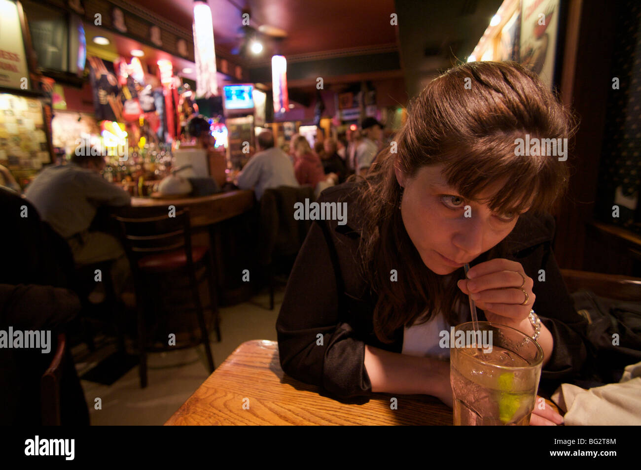 Girl in a pub hi-res stock photography and images - Alamy