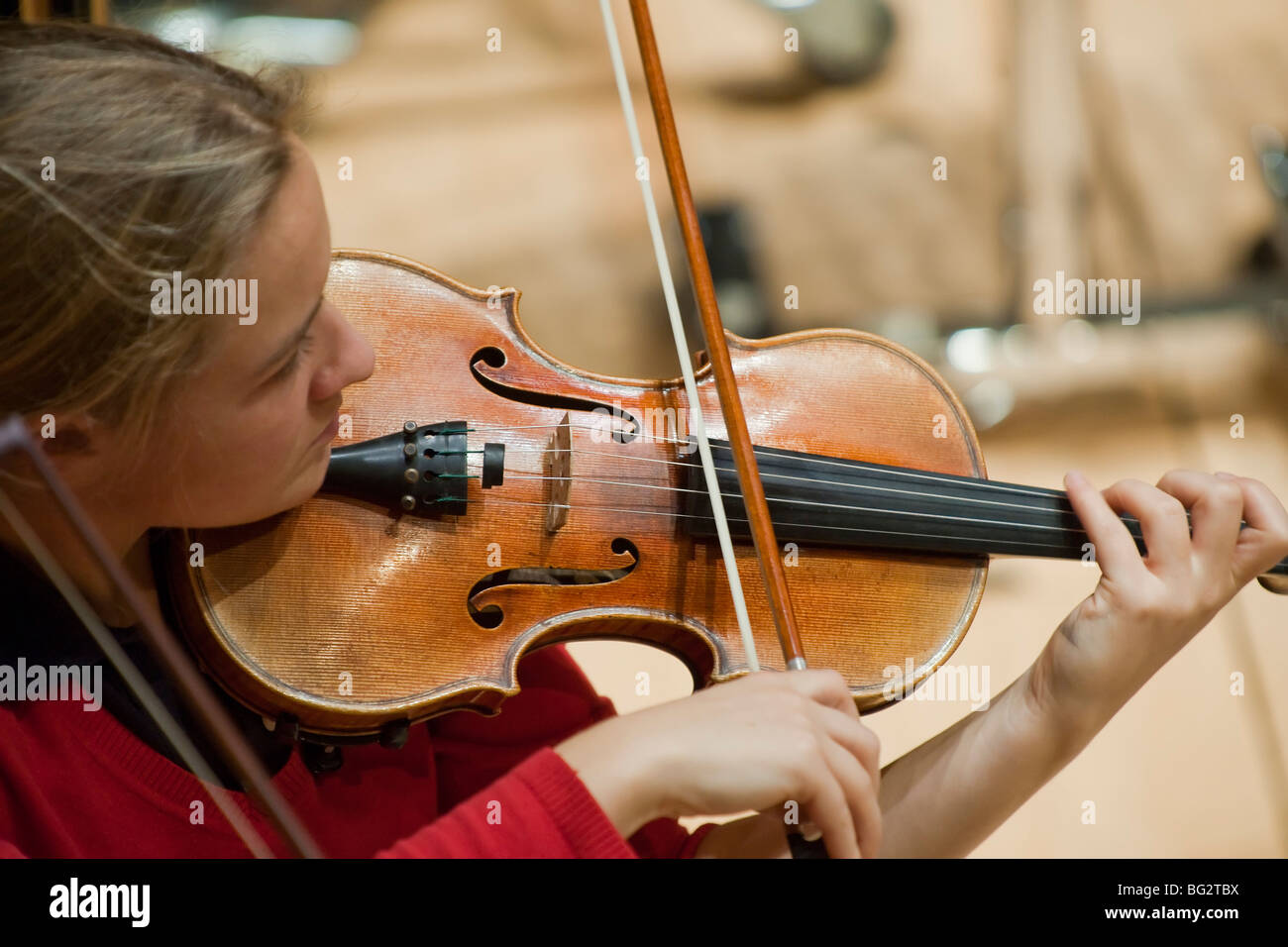 Violin players symphony hi-res stock photography and images - Alamy