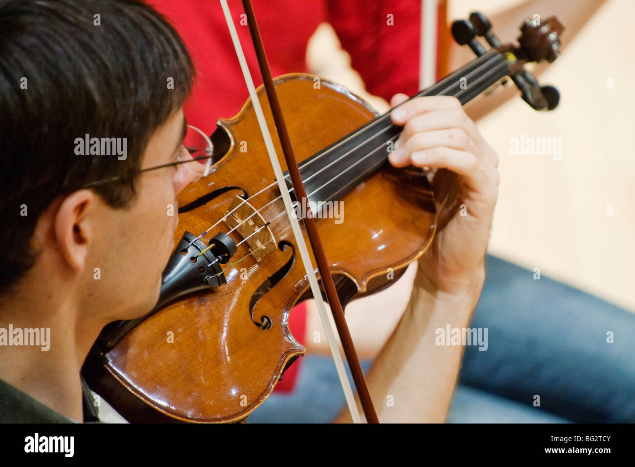 Violin players symphony hi-res stock photography and images - Alamy
