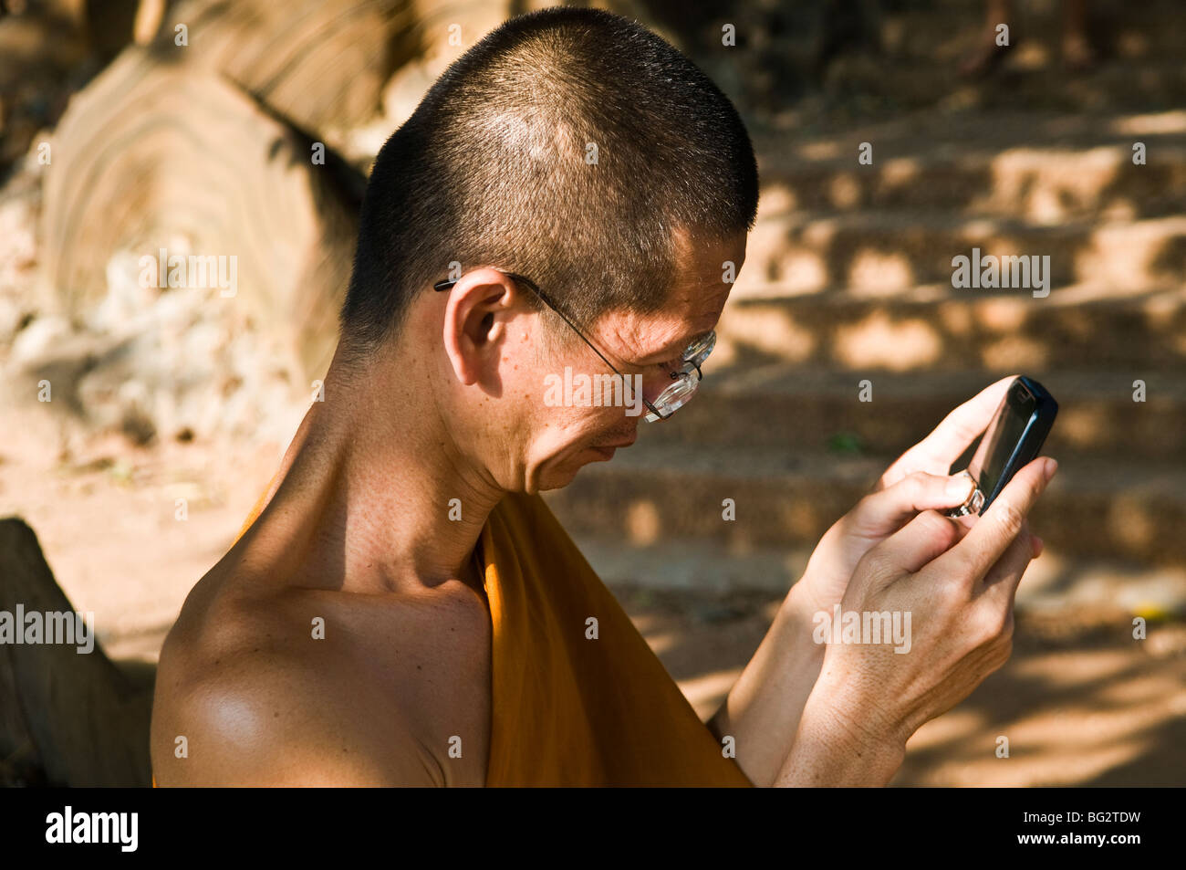 Buddhist monk phone hi-res stock photography and images - Alamy