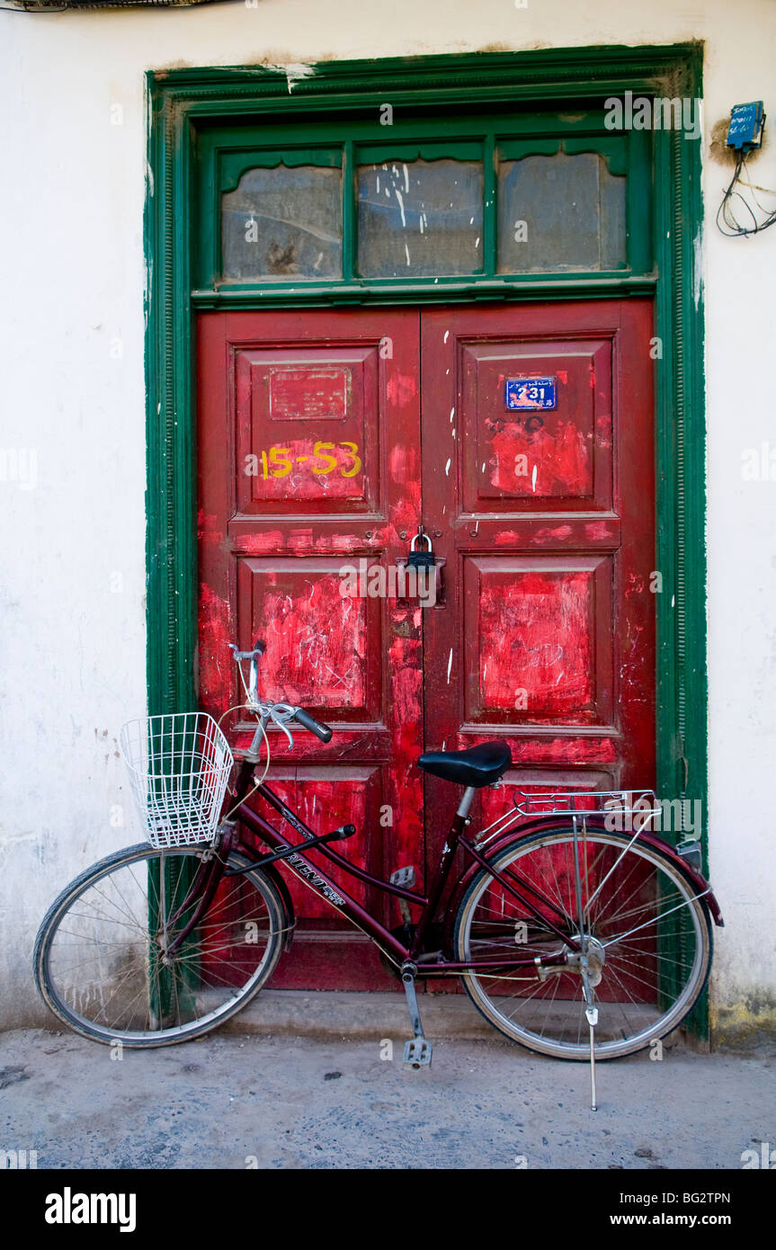 Traditional chinese door design door hi-res stock photography and ...
