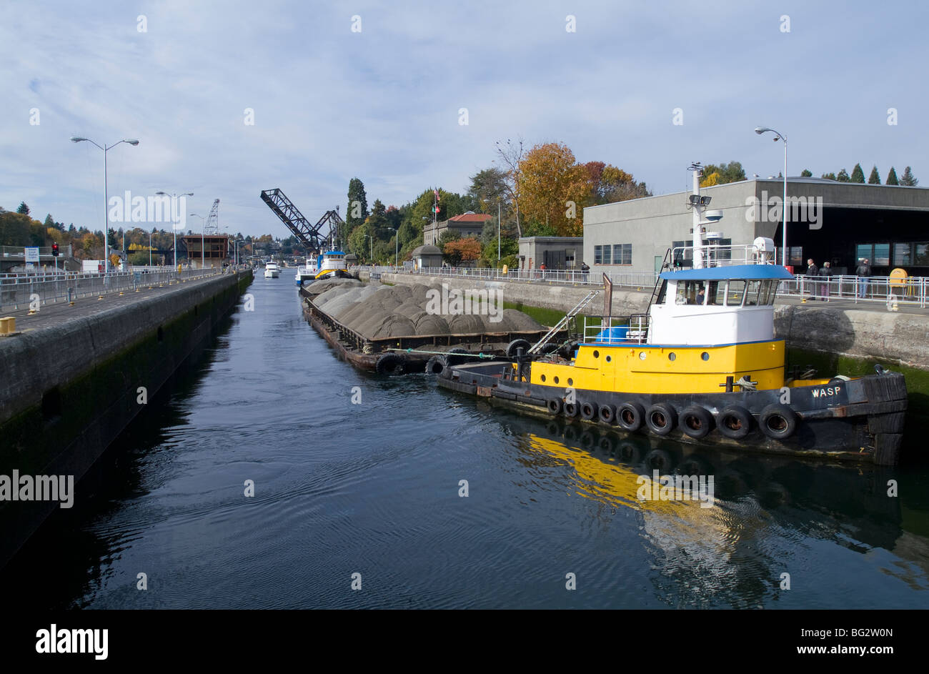 Tugboat transporting barge Stock Photo - Alamy