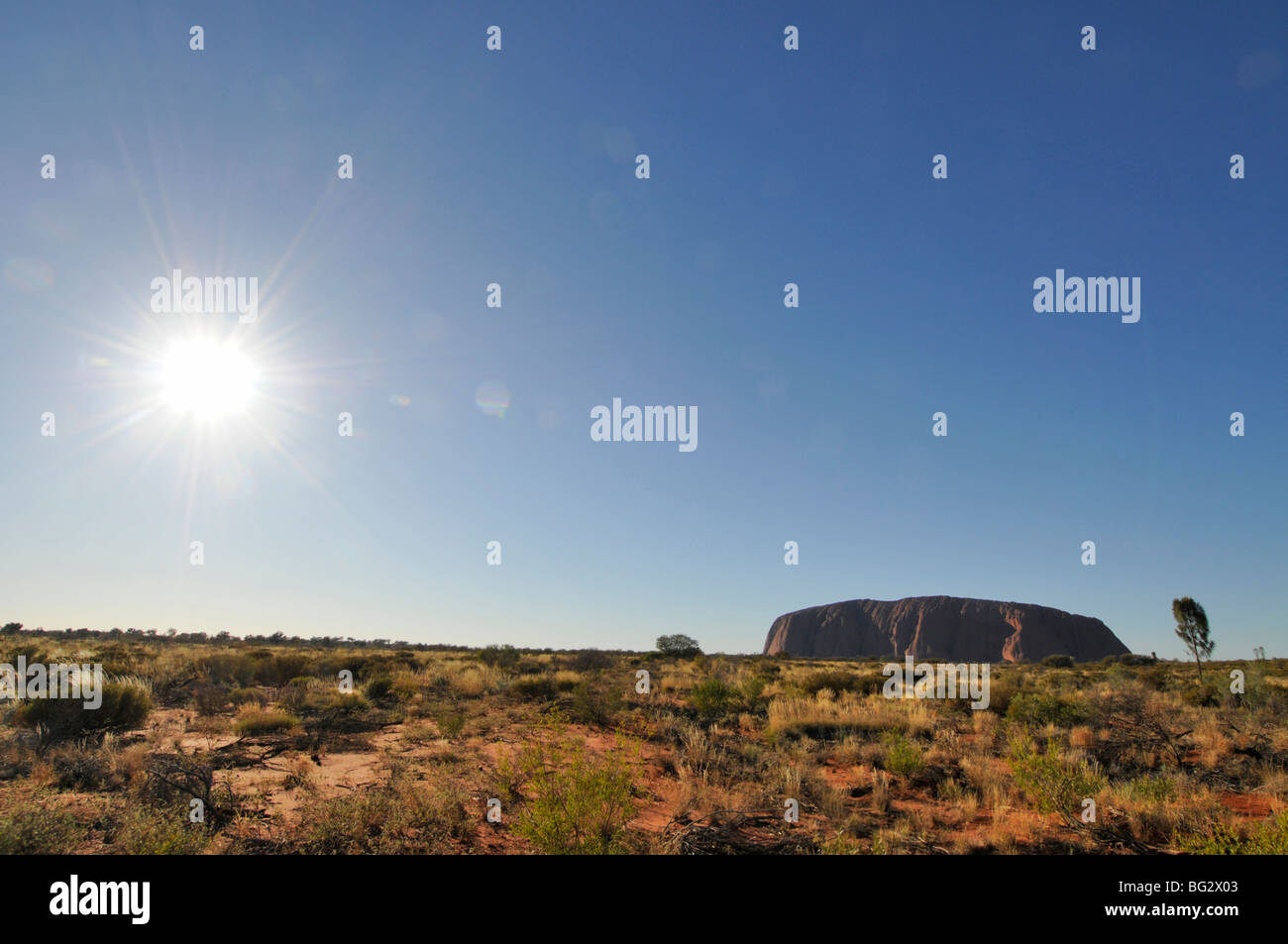 The afternoon sun above Uluru (Ayres Rock) in the Uluru - Kata Tjuta ...