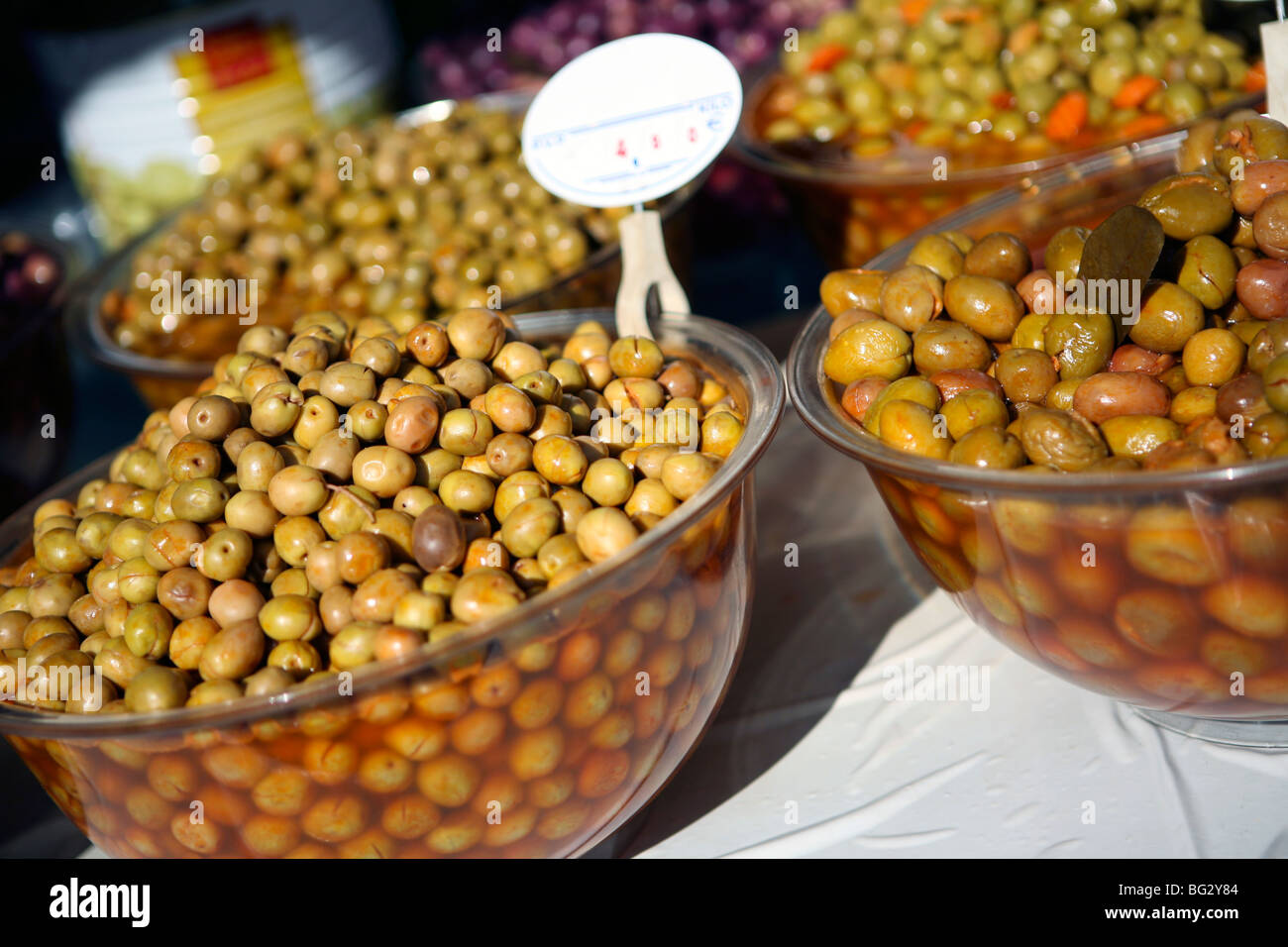 Deli counter olives hi-res stock photography and images - Alamy