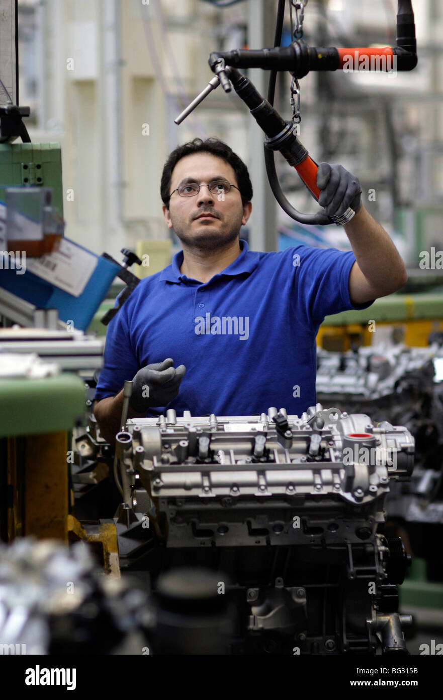 Mercedes-Benz Berlin Plant . Production of 6 and 8-cylinder turbodiesel ...