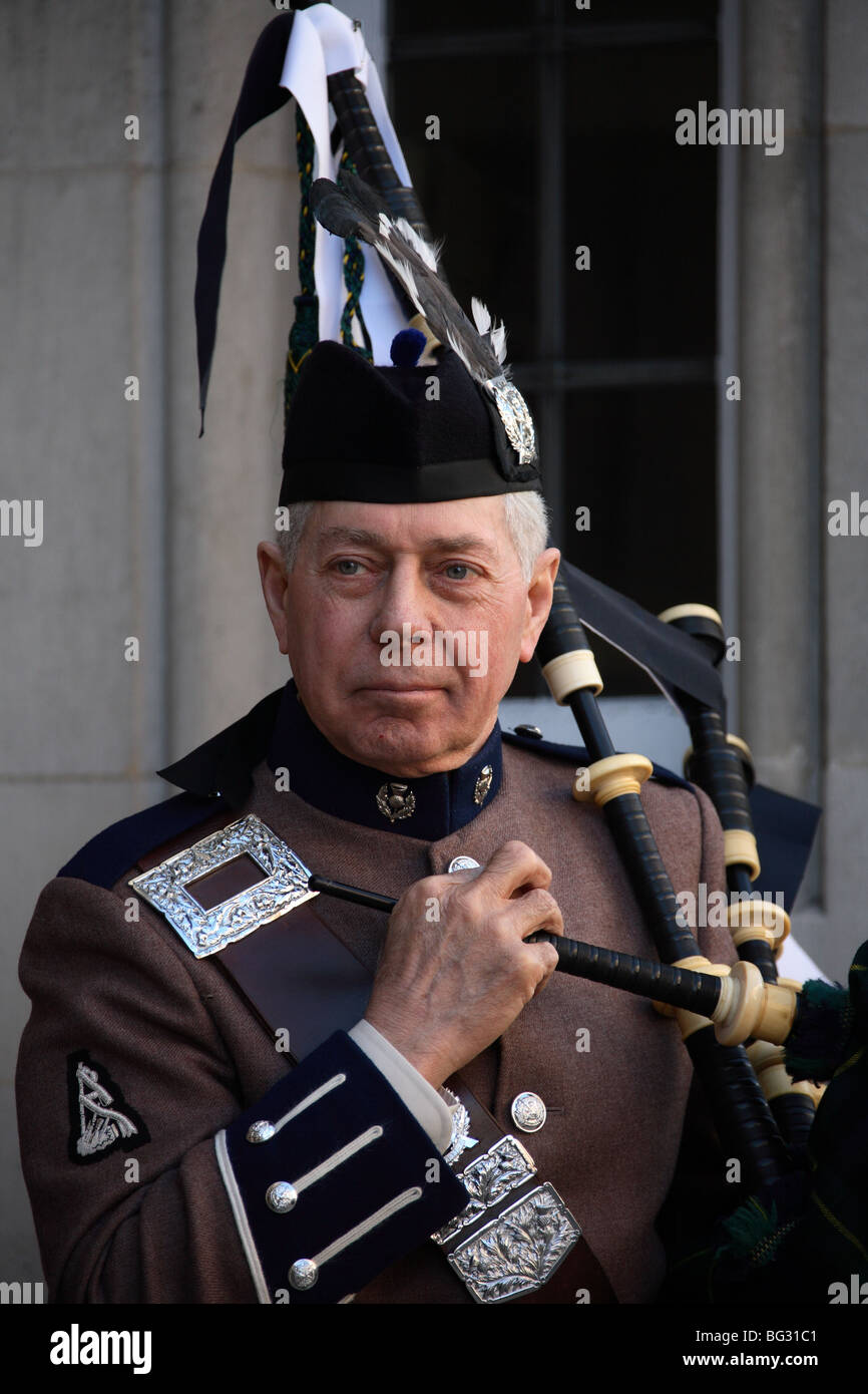 Scottish piper in ceremonial uniform with bagpipes, close up Stock ...